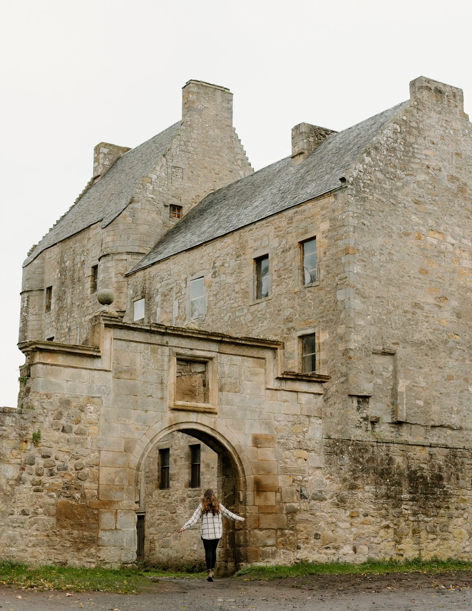 How to Visit Midhope Castle in Scotland: Outlander Lallybroch Location ...