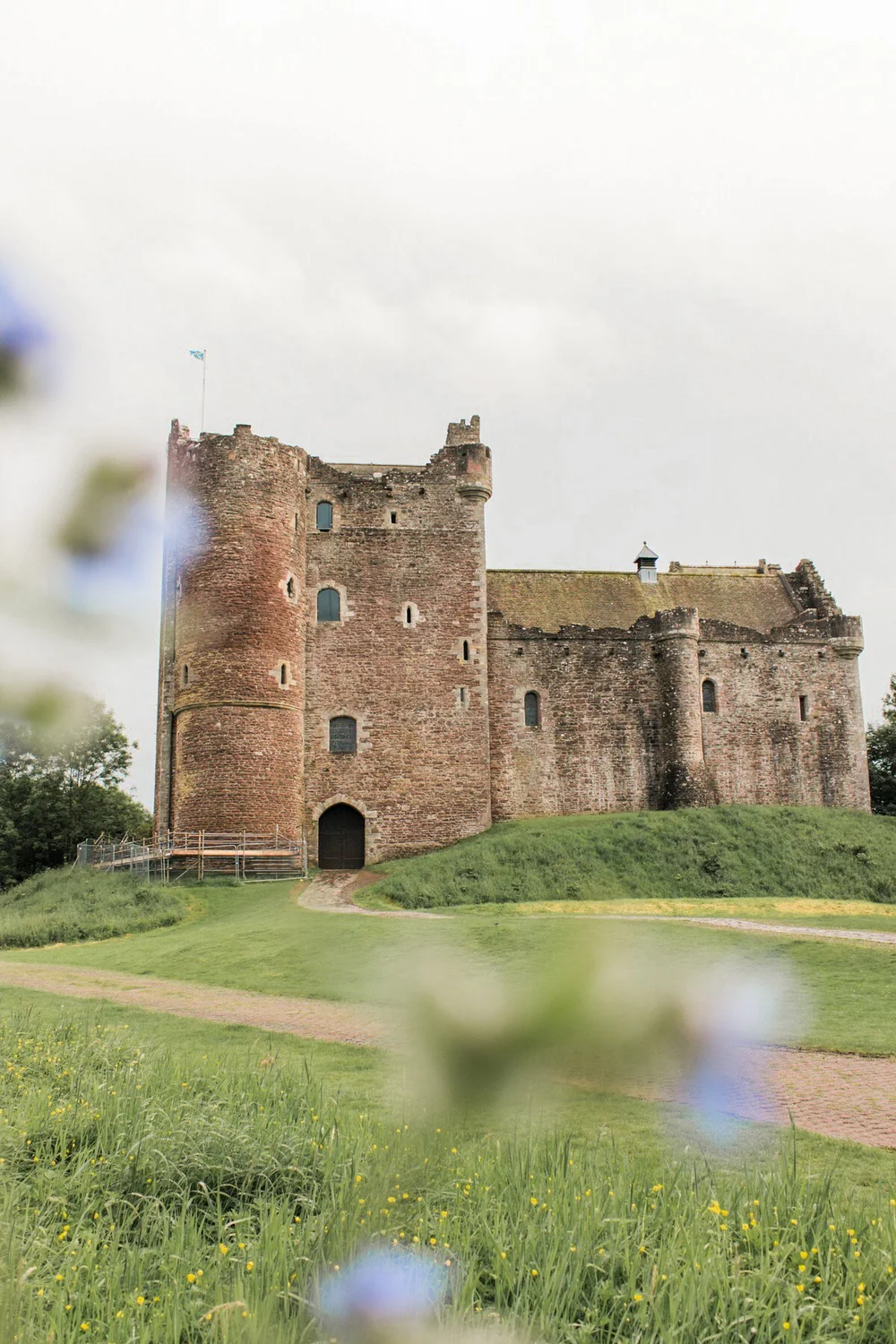 How to Visit Castle Leoch from Outlander: Doune Castle in Scotland ...