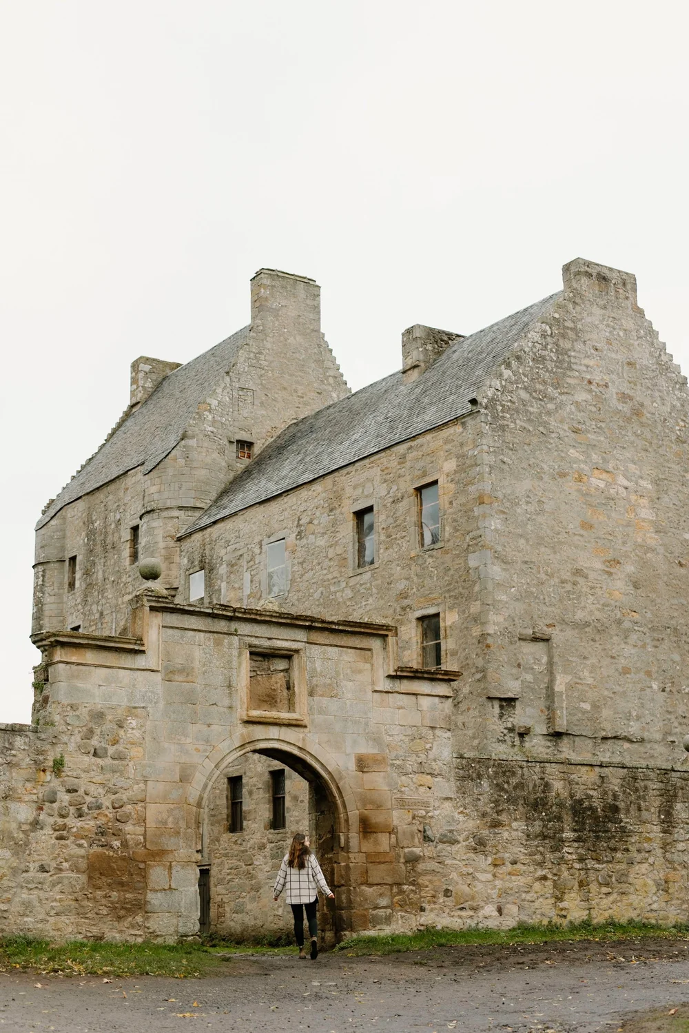 How to Visit Castle Leoch from Outlander: Doune Castle in Scotland ...