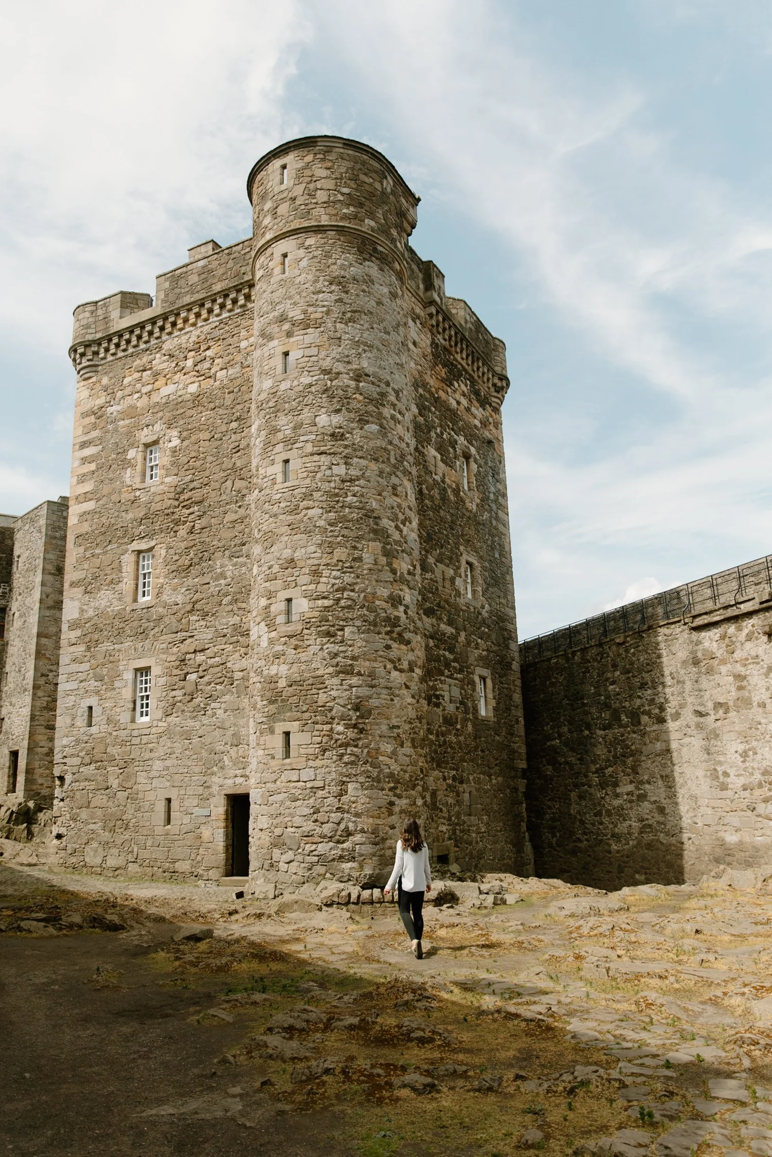 How to Visit Castle Leoch from Outlander: Doune Castle in Scotland ...
