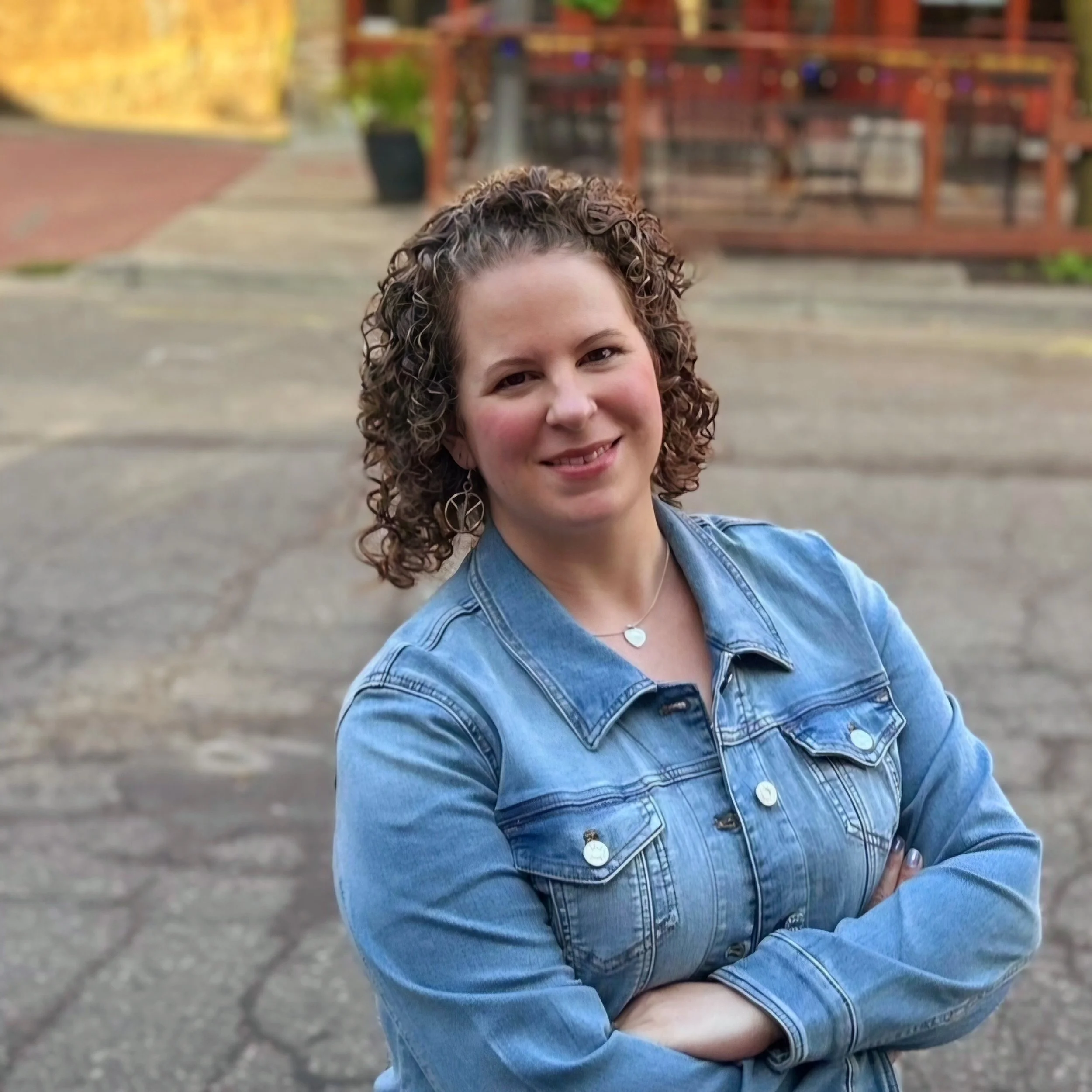 therapist supporting survivors of traumatic families