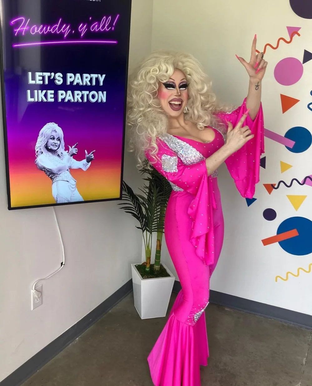 EXTRAGRAMS! Drag Queen Singing Telegrams & Drag Entertainment