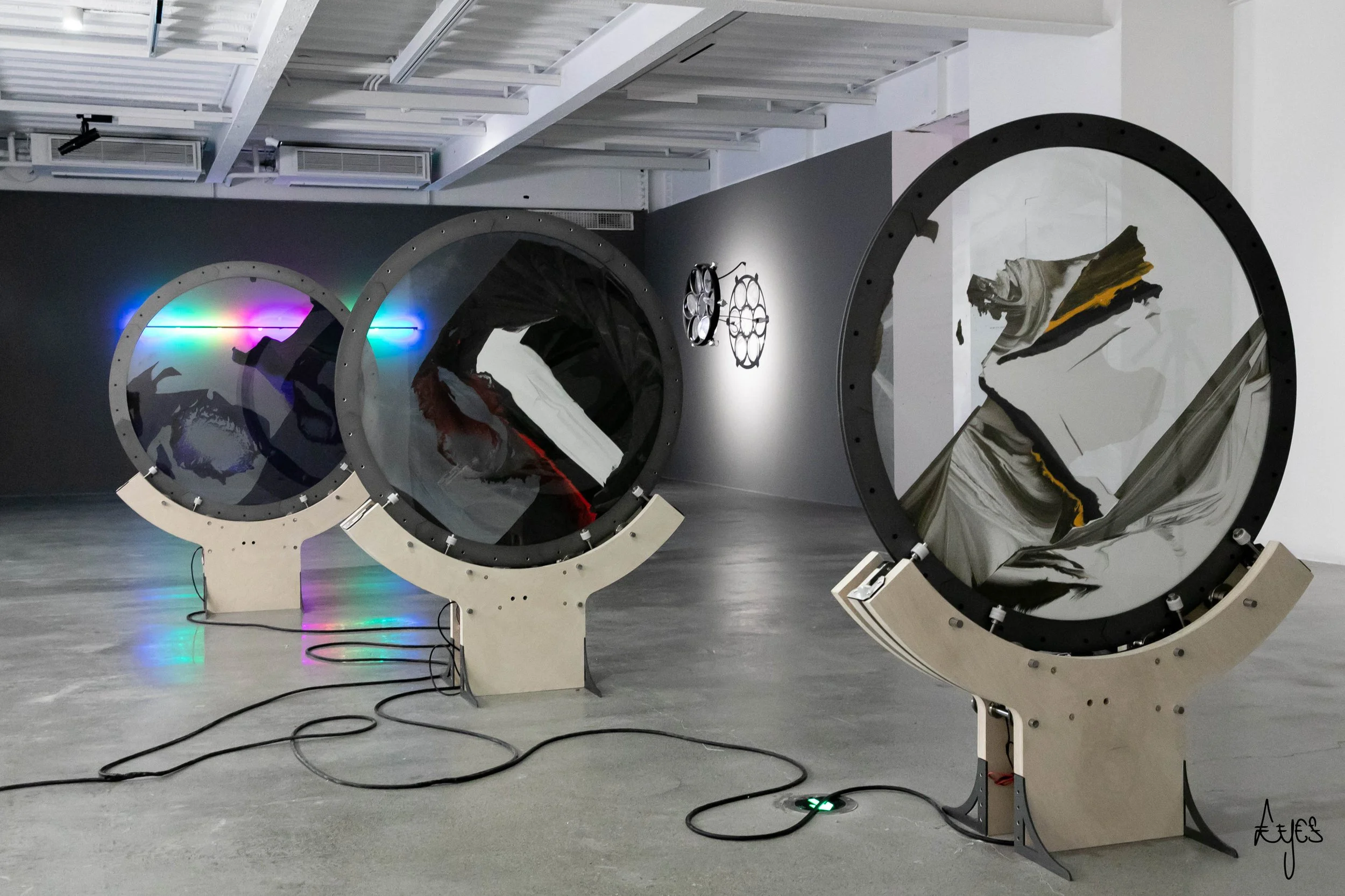 Untitled (standing disks) — Lyes Hammadouche. 列思