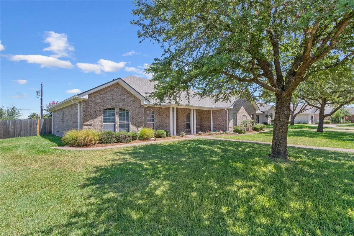 709 Fieldstone Drive — Regency Park Properties