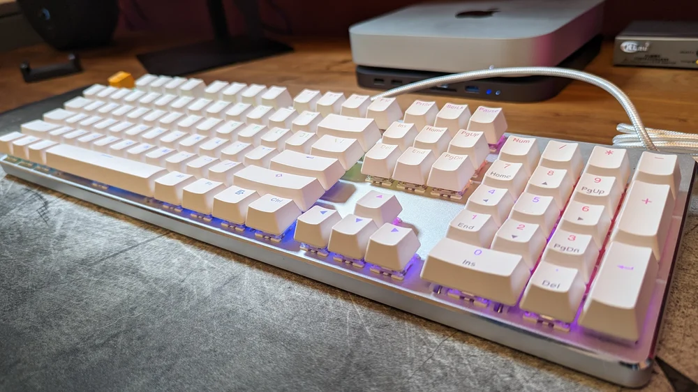Glorious GMMK Mechanical Keyboard Review: So Dang Clean! — Sypnotix