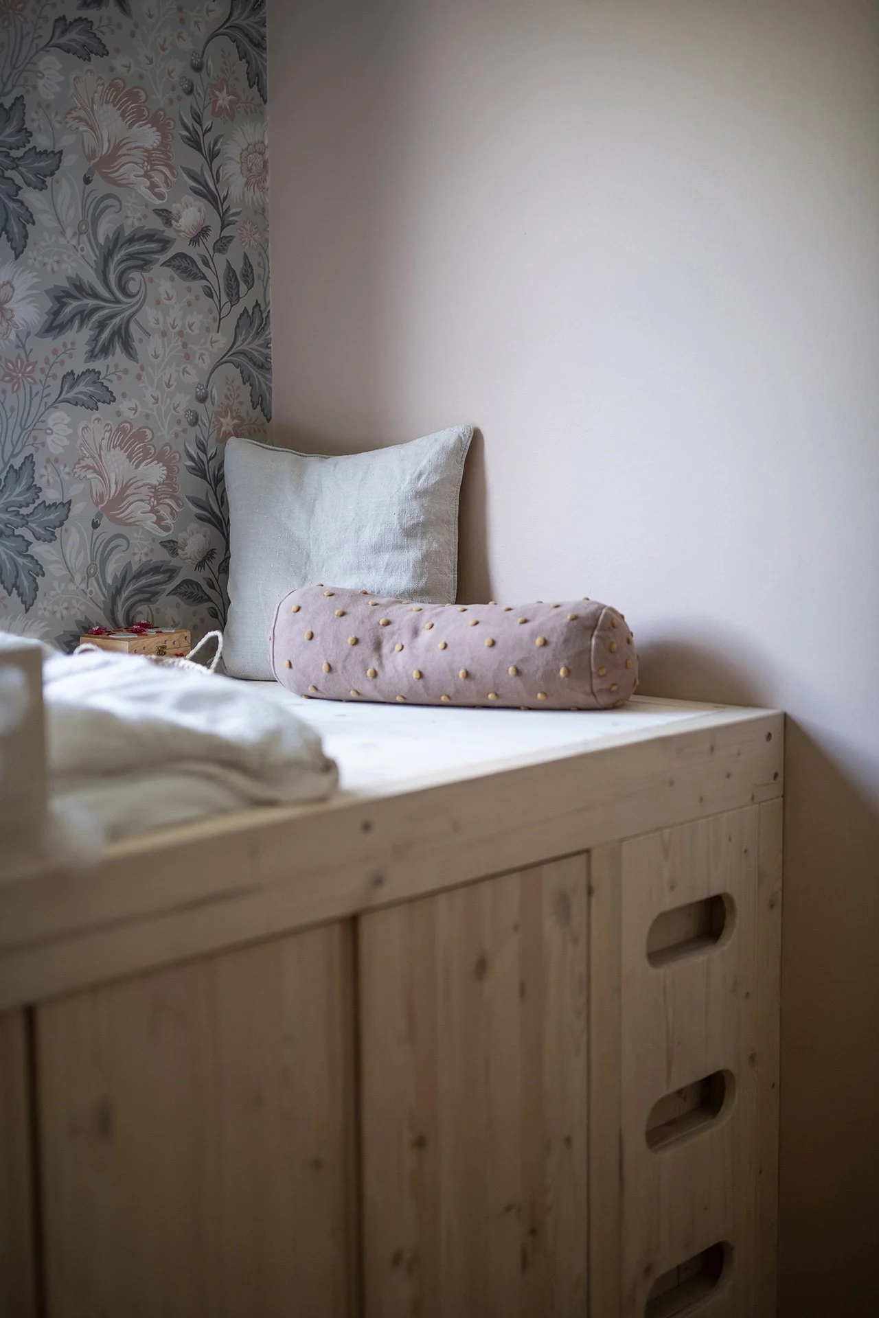 PAPEL PINTADO SAMOA VERDE GRISACEO — Isolabela