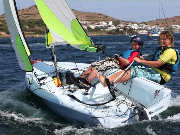 An Easy Guide to the 8 Best (And Funnest) Small Sailboats