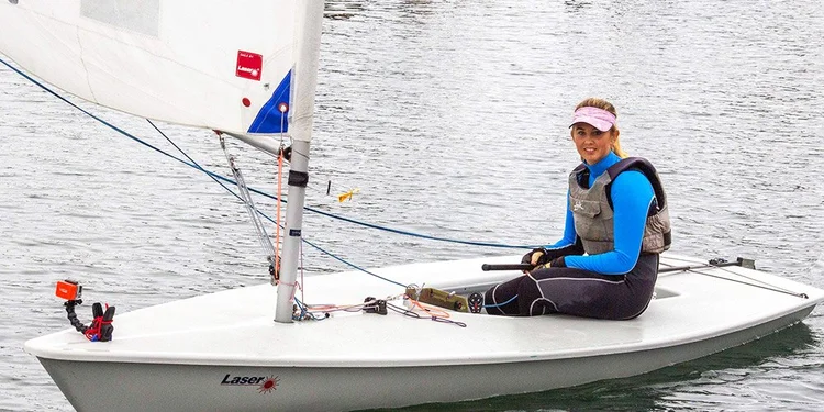 An Easy Guide to the 8 Best (And Funnest) Small Sailboats