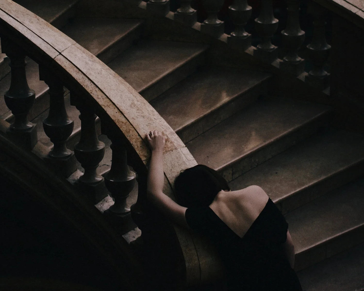 Why Do Women Love The Dark Academia Aesthetic? — wallflower