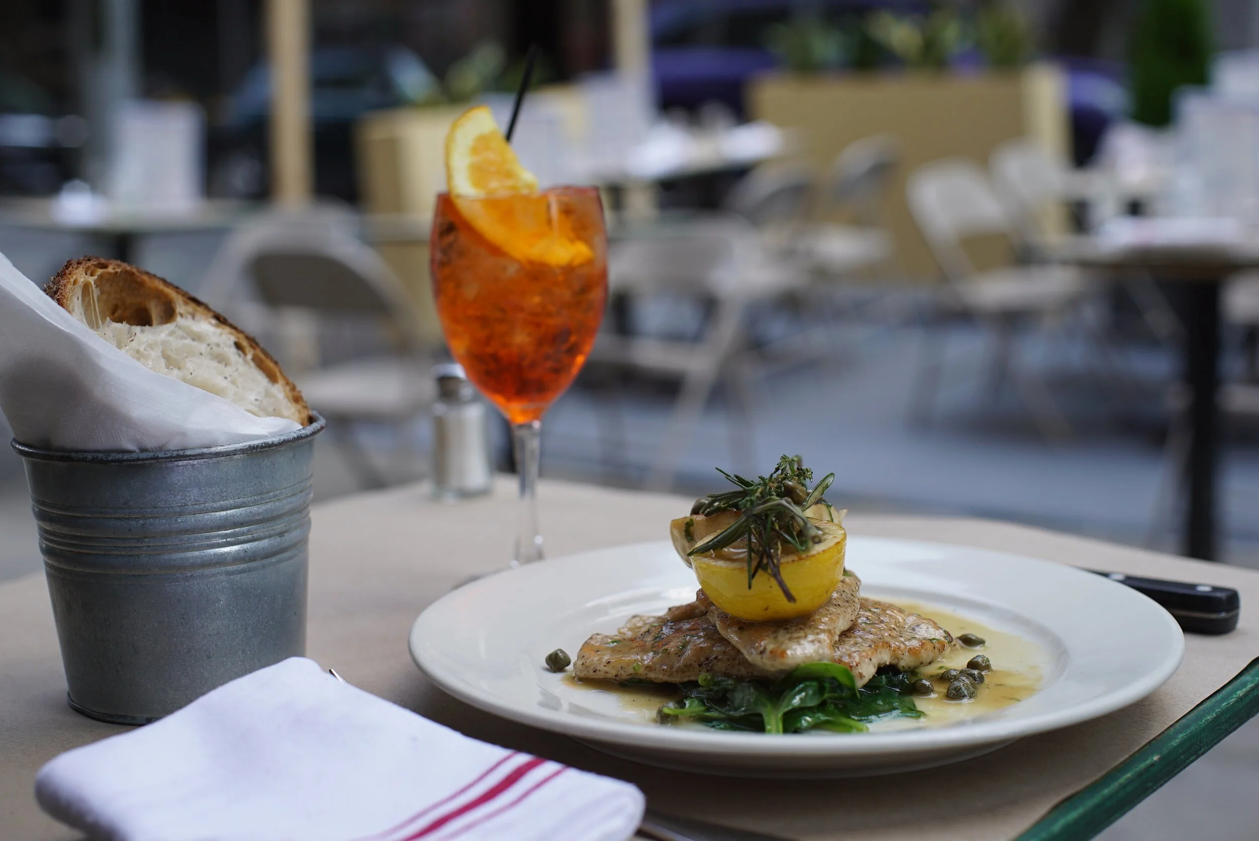 Picture Gallery of the in- and outside and food — Le Parisien Bistrot