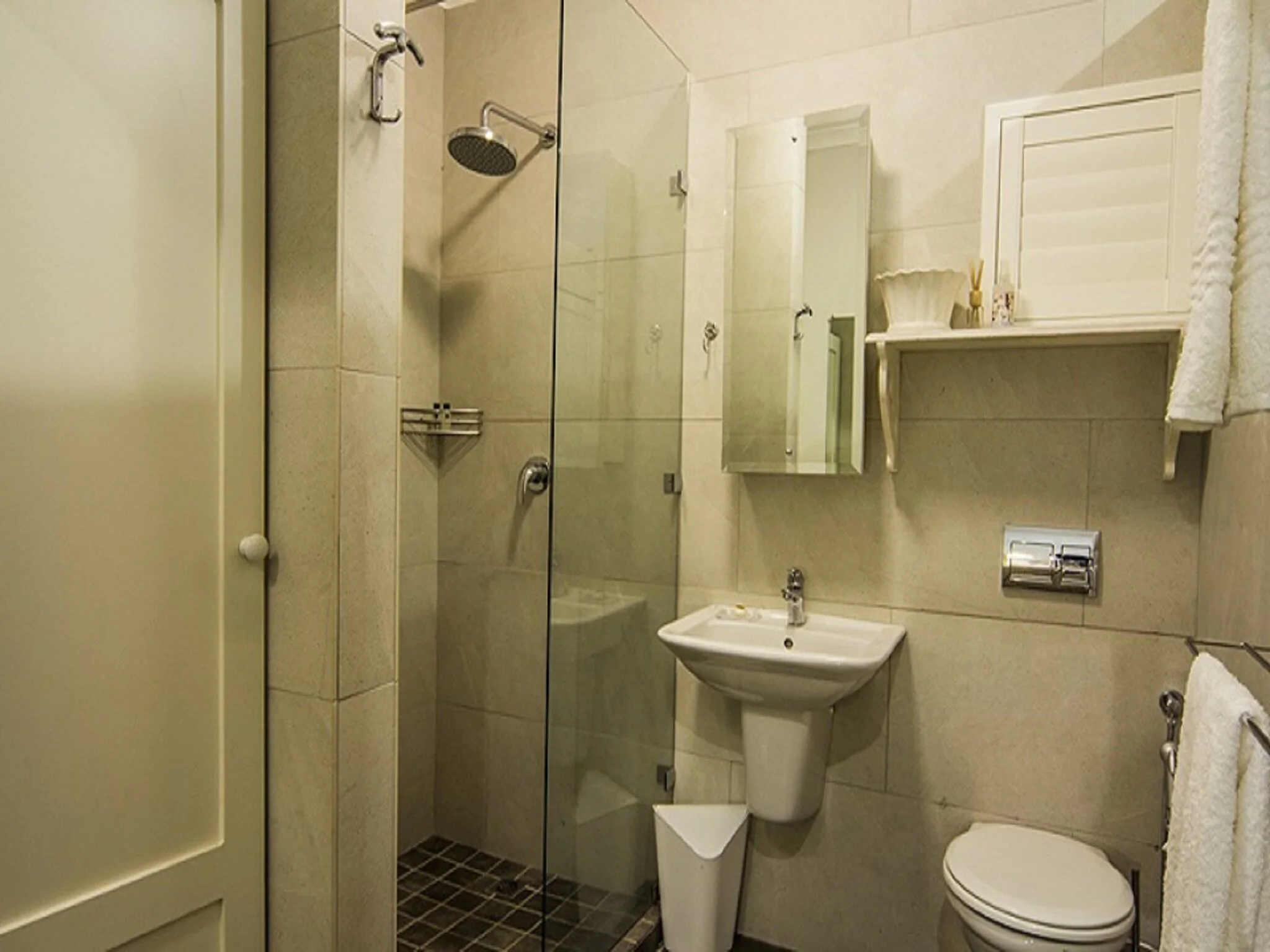 Room 02 — Maison H