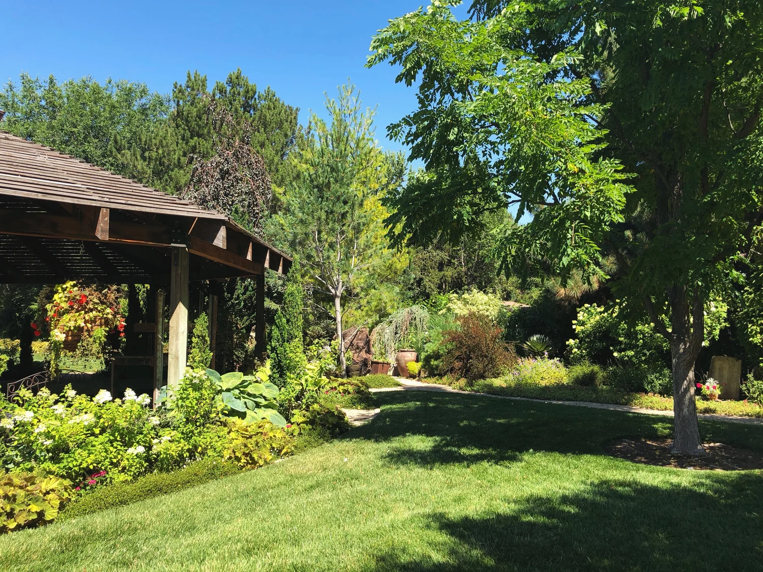 Legacy Gardens — Edwards Greenhouse & Flowershop