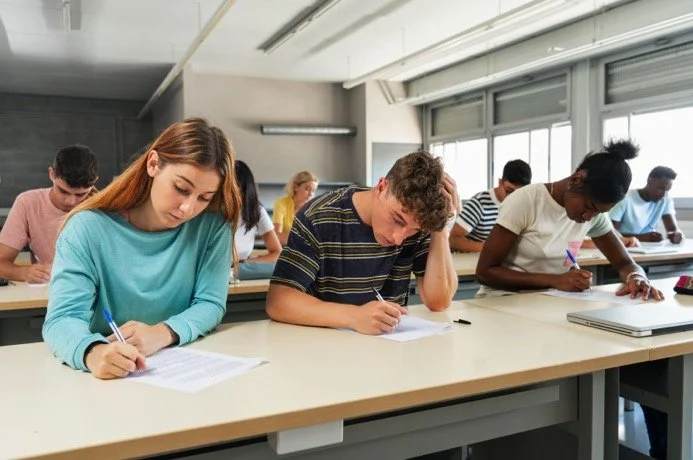 GCSE Resits 2025 – The Complete Guide to Retaking GCSEs in the UK — Blue Peanut Medical
