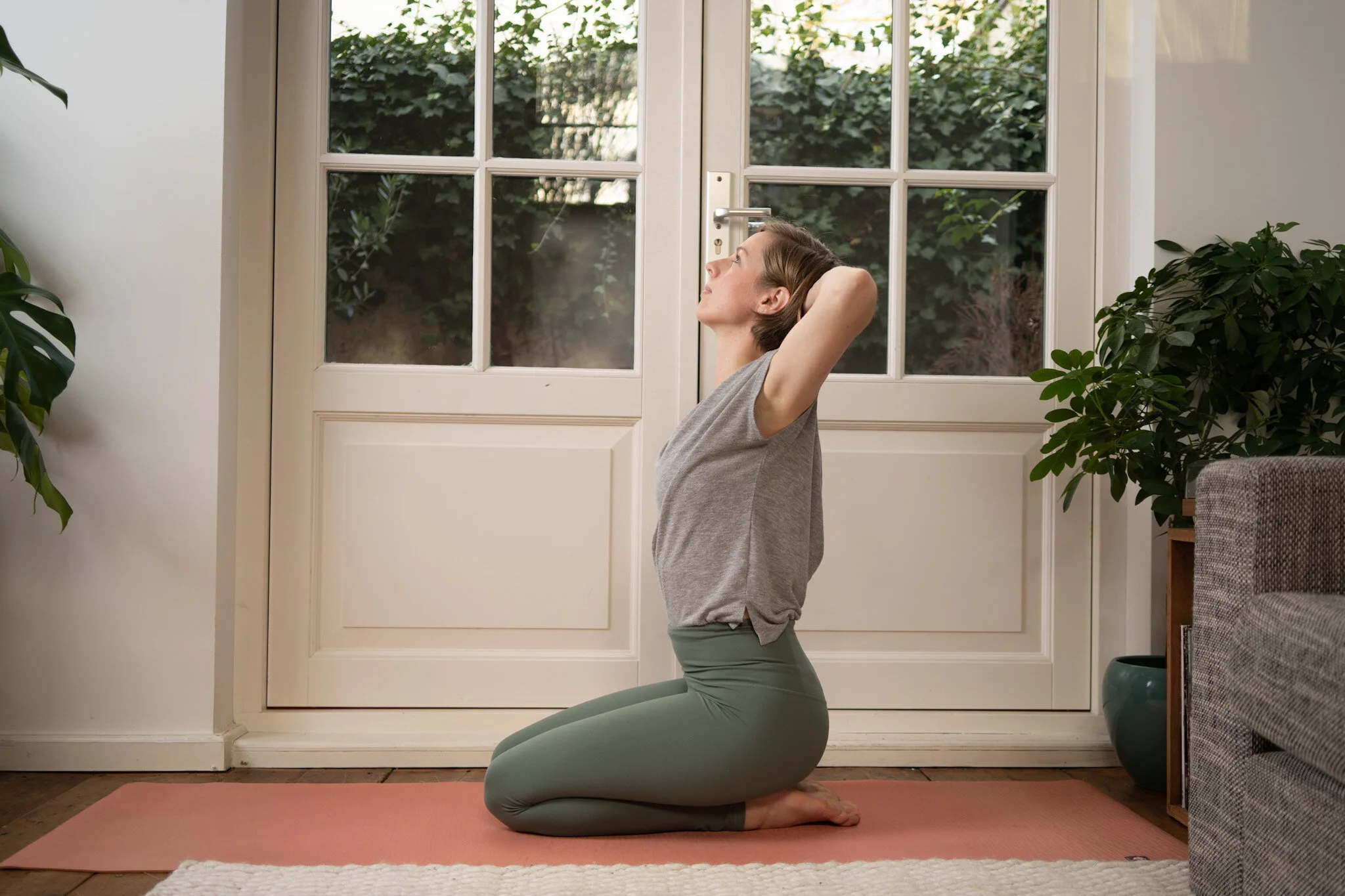 Yoga oefeningen voor stijve nek en schouders — Early bird yoga