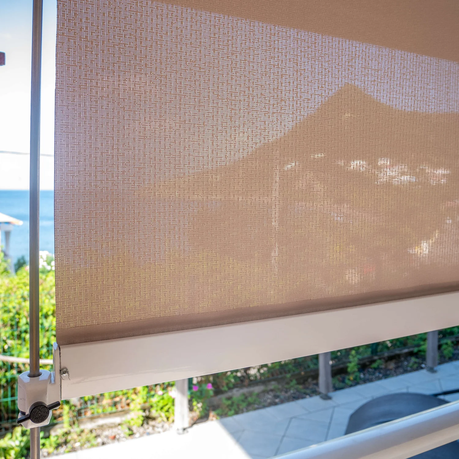 Une large gamme de stores extérieurs fabriqués localement, sur mesure ...