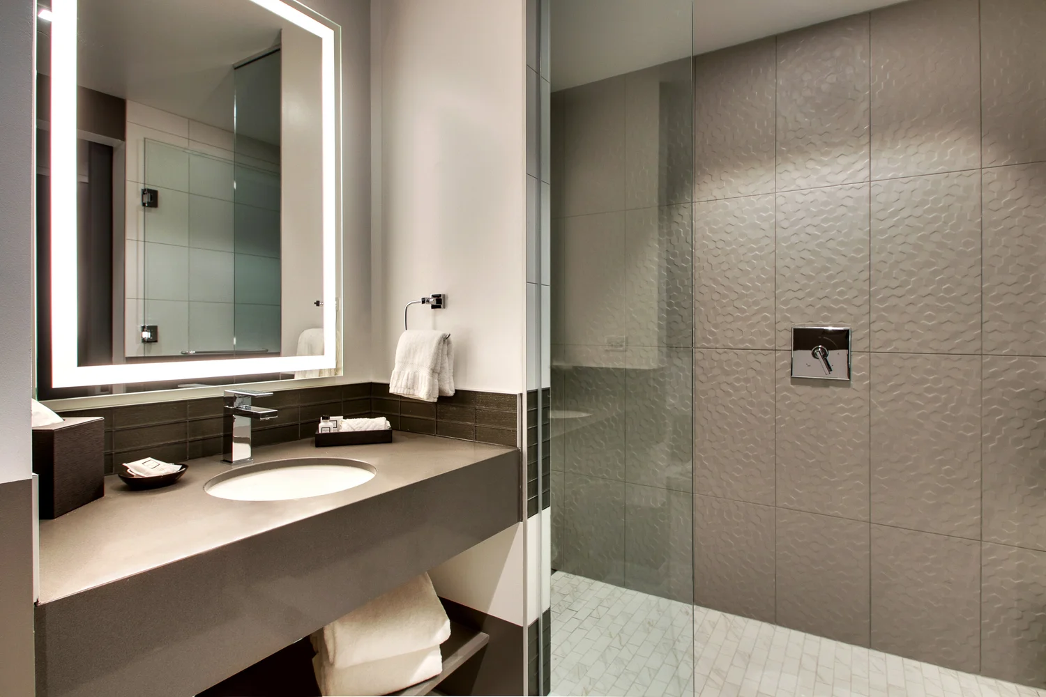Guest Rooms — The Rose Hotel Chicago O'Hare