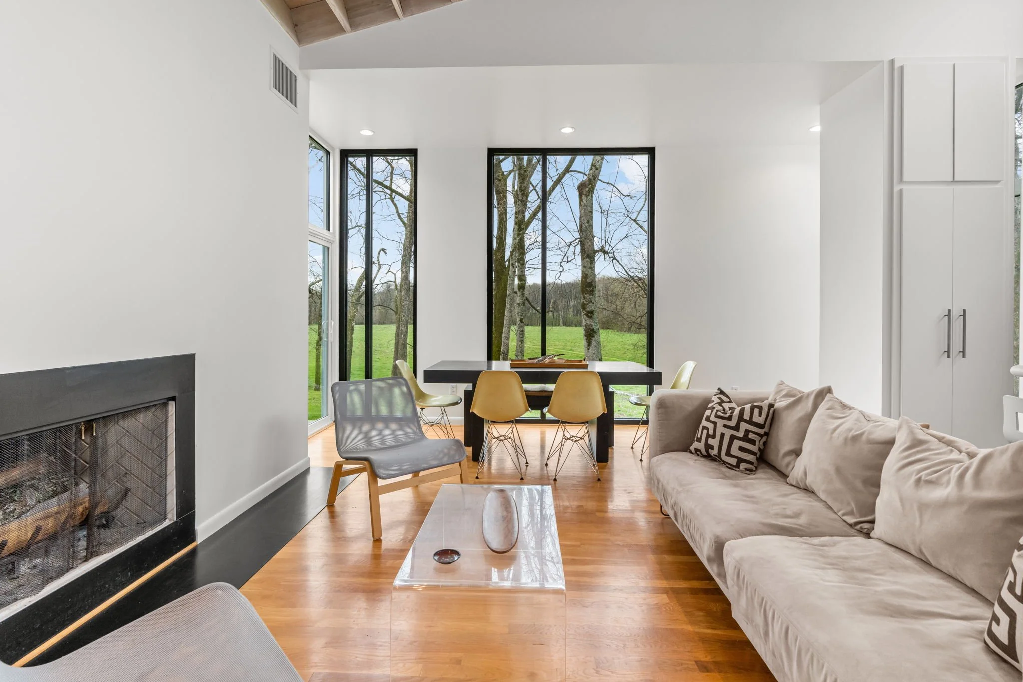 The Pinstripe House: Buffalo Bottom Road — modern memphis homes