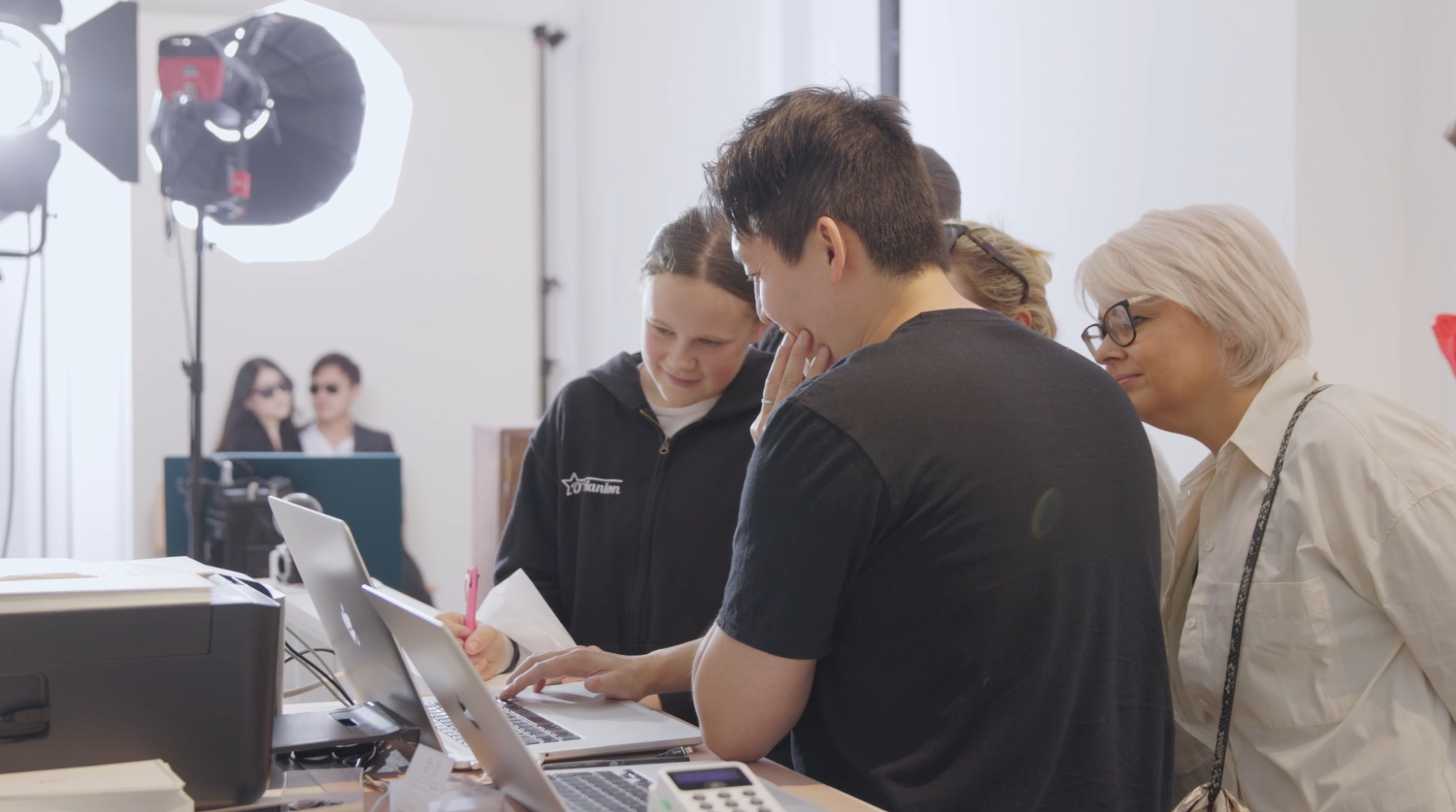 CHEEEZ / Self-Portrait Photo Studio