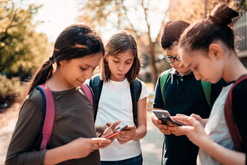A Parent’s Guide to Safe and Responsible Kids’ Cell Phone Use — Little ...