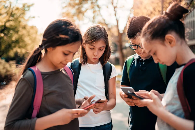 A Parent’s Guide to Safe and Responsible Kids’ Cell Phone Use — Little ...
