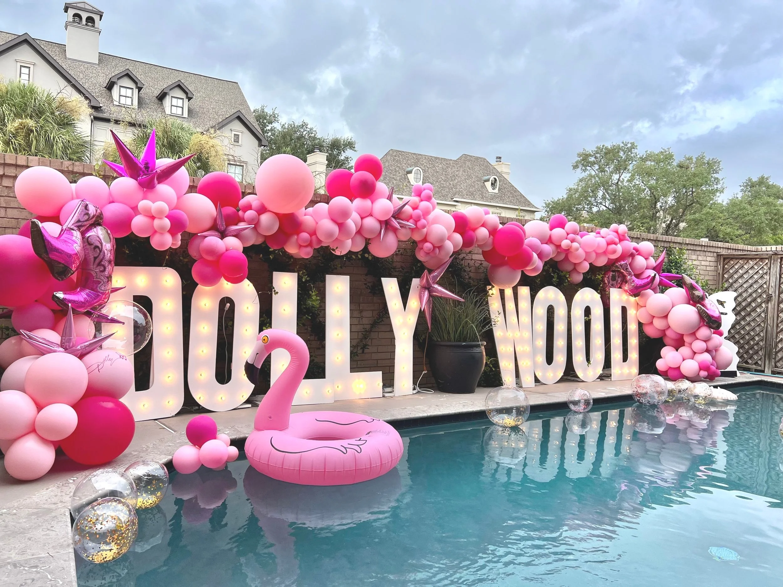 Pink balloons for this amazing Dollywood theme first birthday party. l ...
