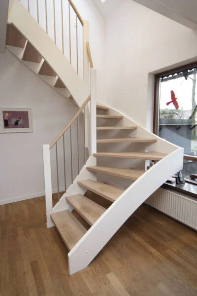 Halvsvingstrappe på mål | Unikke løsninger | Se mere her — Trappefabrikken