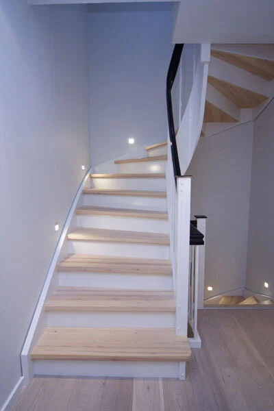 Halvsvingstrappe på mål | Unikke løsninger | Se mere her — Trappefabrikken