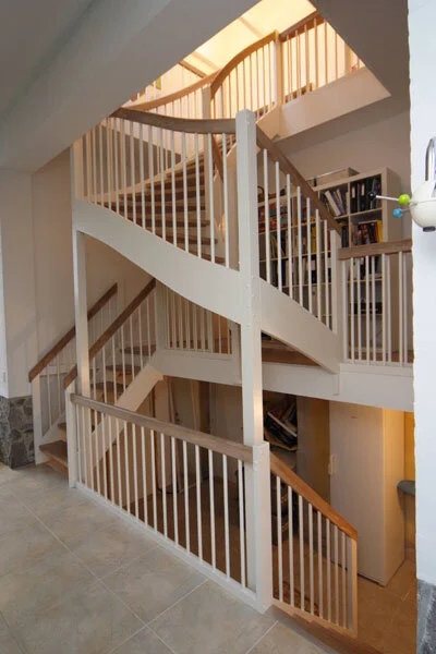 Halvsvingstrappe på mål | Unikke løsninger | Se mere her — Trappefabrikken