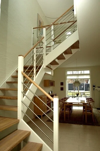 Halvsvingstrappe på mål | Unikke løsninger | Se mere her — Trappefabrikken