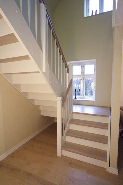 Halvsvingstrappe på mål | Unikke løsninger | Se mere her — Trappefabrikken