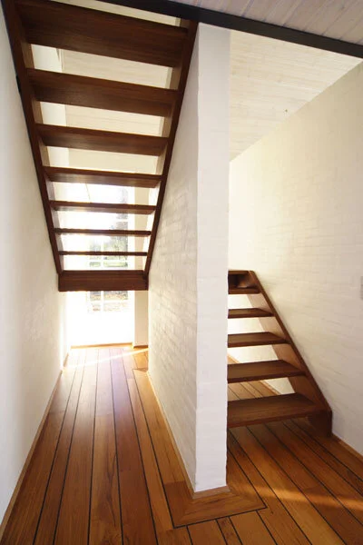 Halvsvingstrappe på mål | Unikke løsninger | Se mere her — Trappefabrikken