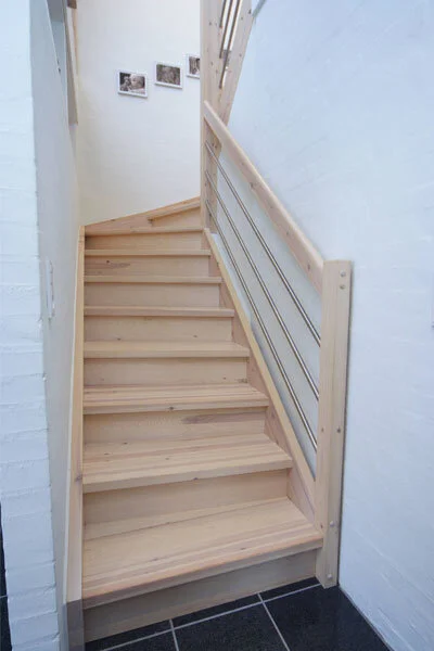 Halvsvingstrappe på mål | Unikke løsninger | Se mere her — Trappefabrikken