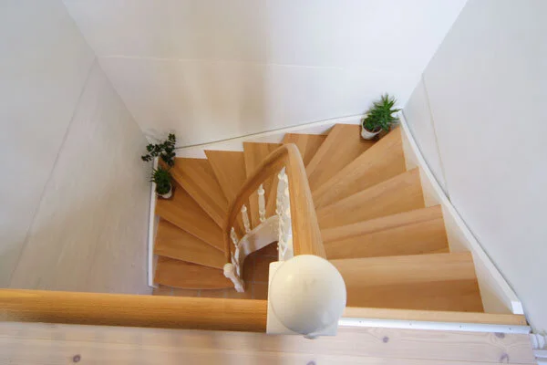 Halvsvingstrappe på mål | Unikke løsninger | Se mere her — Trappefabrikken