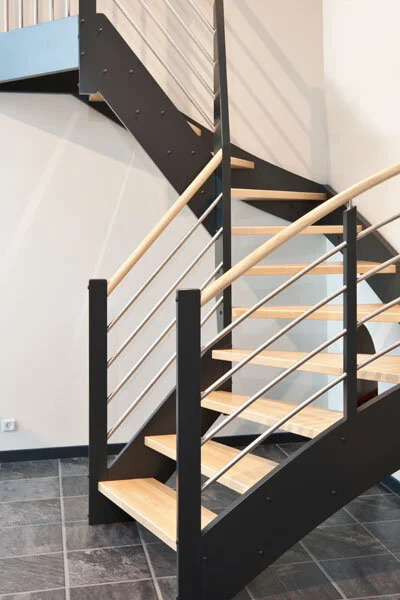 Halvsvingstrappe på mål | Unikke løsninger | Se mere her — Trappefabrikken