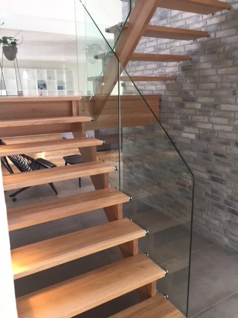 Halvsvingstrappe på mål | Unikke løsninger | Se mere her — Trappefabrikken