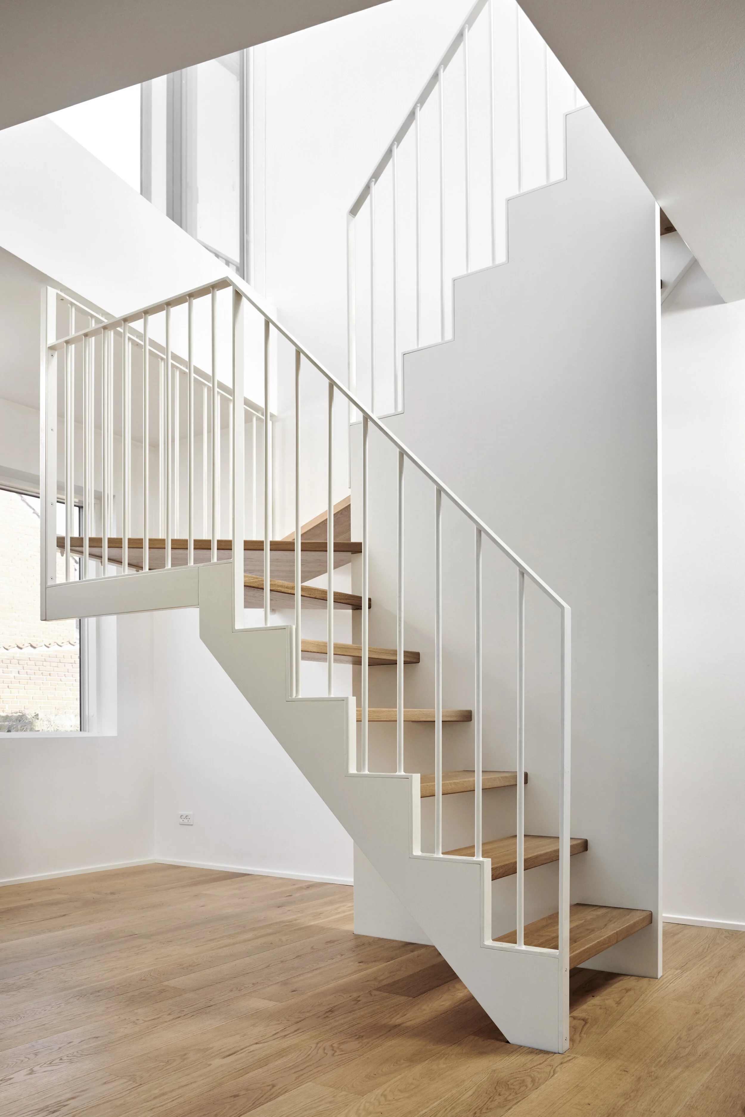 Halvsvingstrappe på mål | Unikke løsninger | Se mere her — Trappefabrikken
