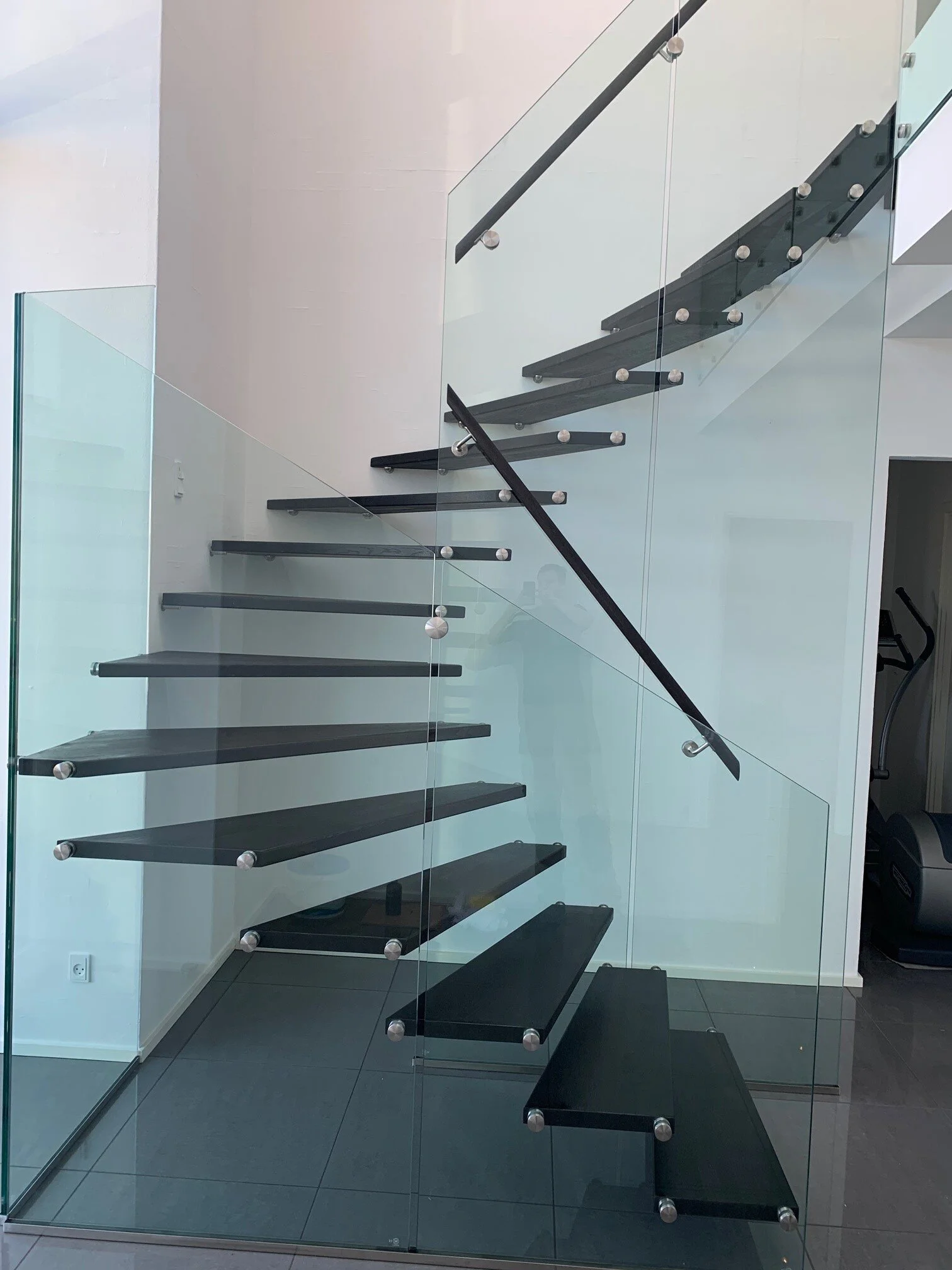 Halvsvingstrappe på mål | Unikke løsninger | Se mere her — Trappefabrikken