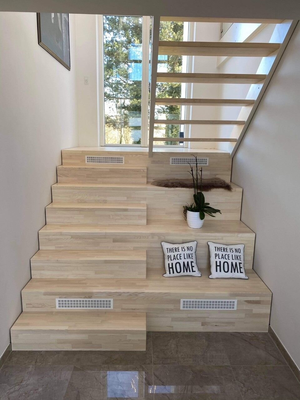 Halvsvingstrappe på mål | Unikke løsninger | Se mere her — Trappefabrikken