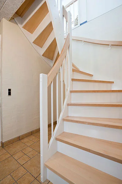 Halvsvingstrappe på mål | Unikke løsninger | Se mere her — Trappefabrikken