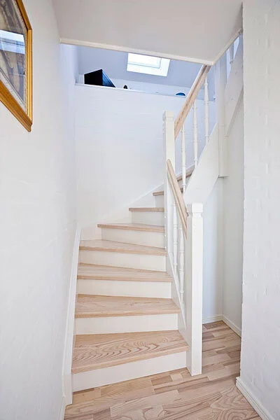 Halvsvingstrappe på mål | Unikke løsninger | Se mere her — Trappefabrikken