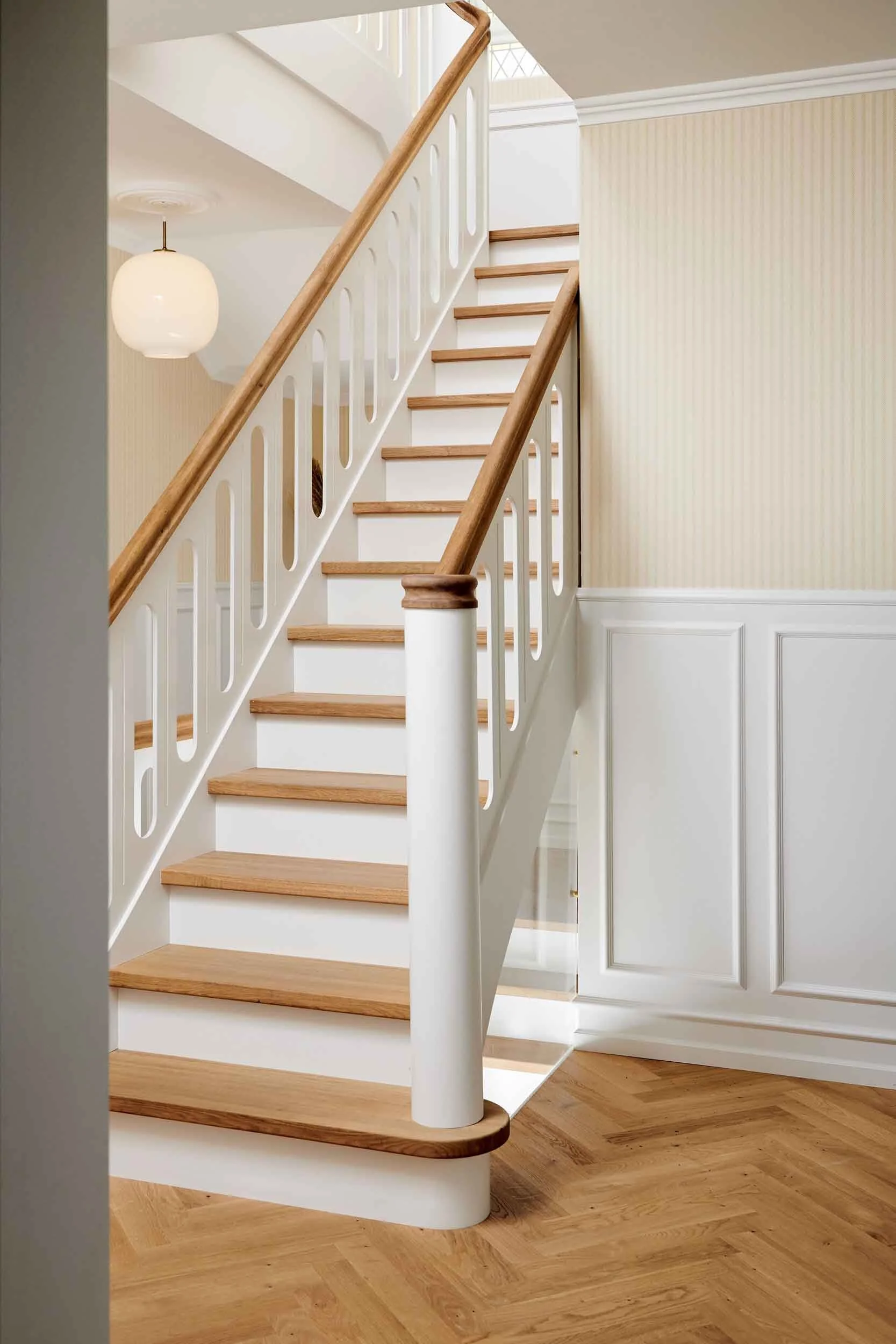 Ligeløbstrappe i træ efter mål til private og erhverv — Trappefabrikken