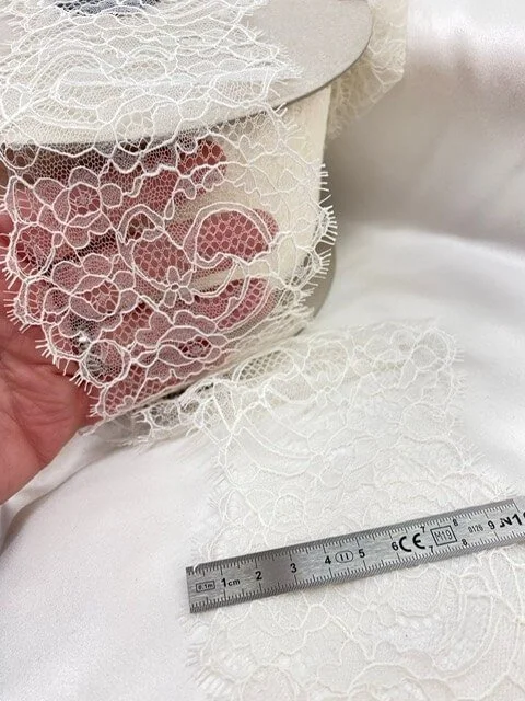 Tissu bande dentelle de calais blanc cassé - Generaldiff