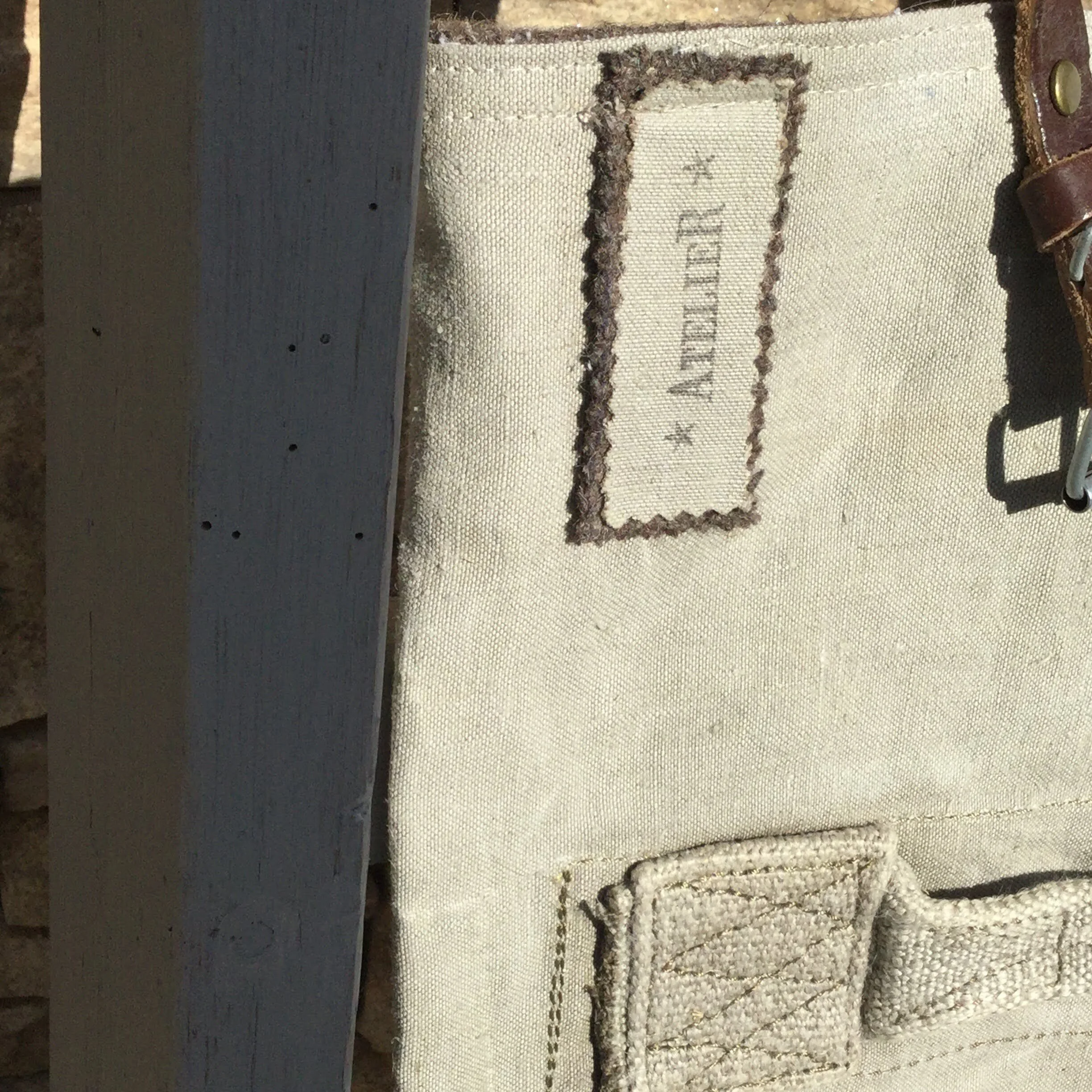 Sac Poste beige croix cuir — Love at Home