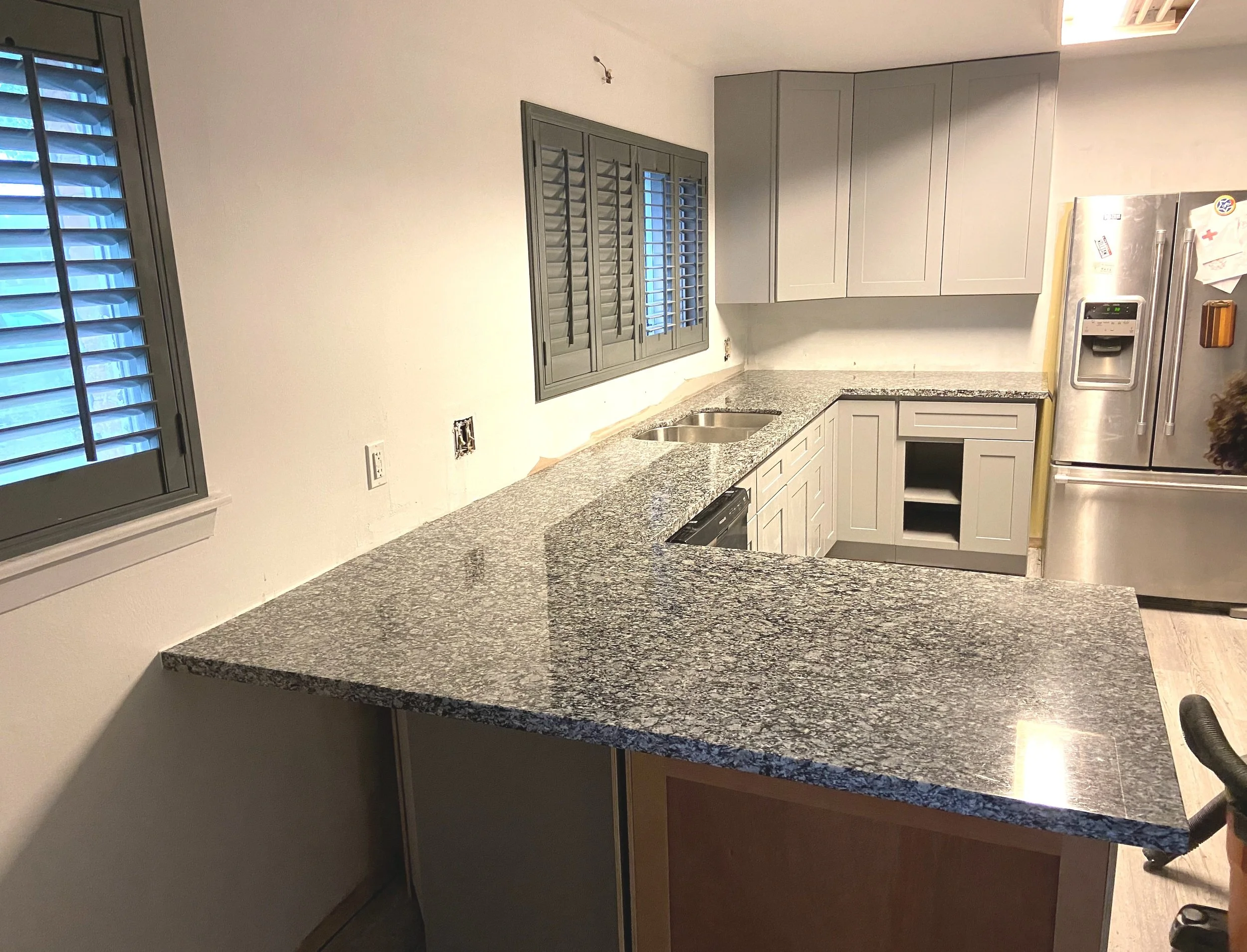 White-Wave-Granite-houston-countertops — iGranite Countertop and ...