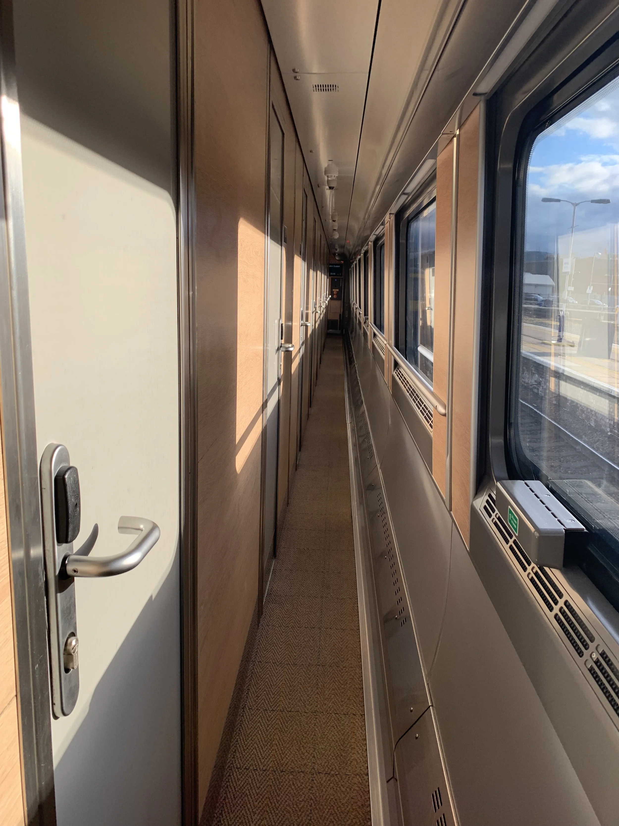 Sleeper Train Là Gì? Tất Tần Tật Về Cụm Từ Sleeper Train và Cách Sử Dụng
