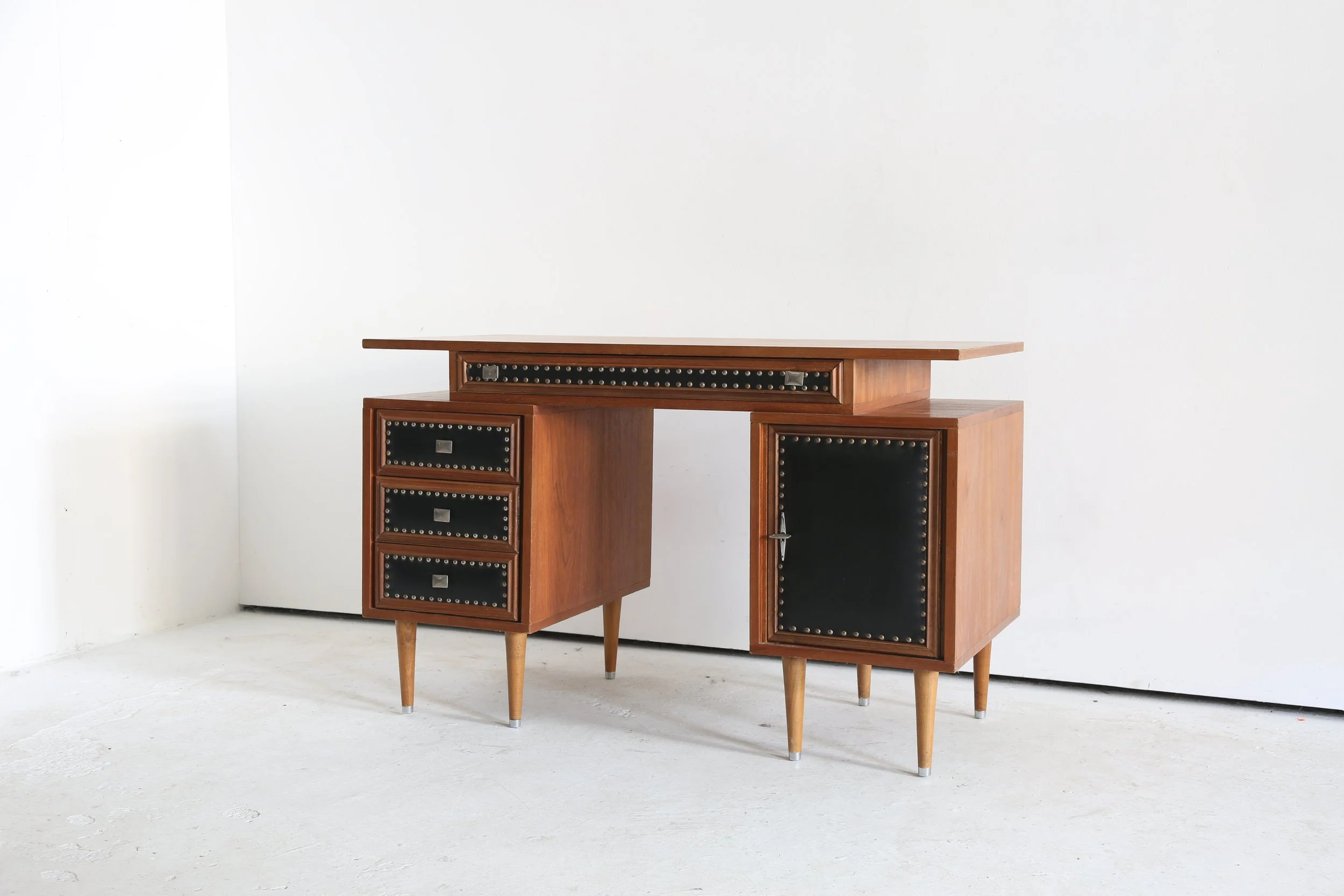 ANTIQUE JAPANNED TABLE — Ancien et Jolie