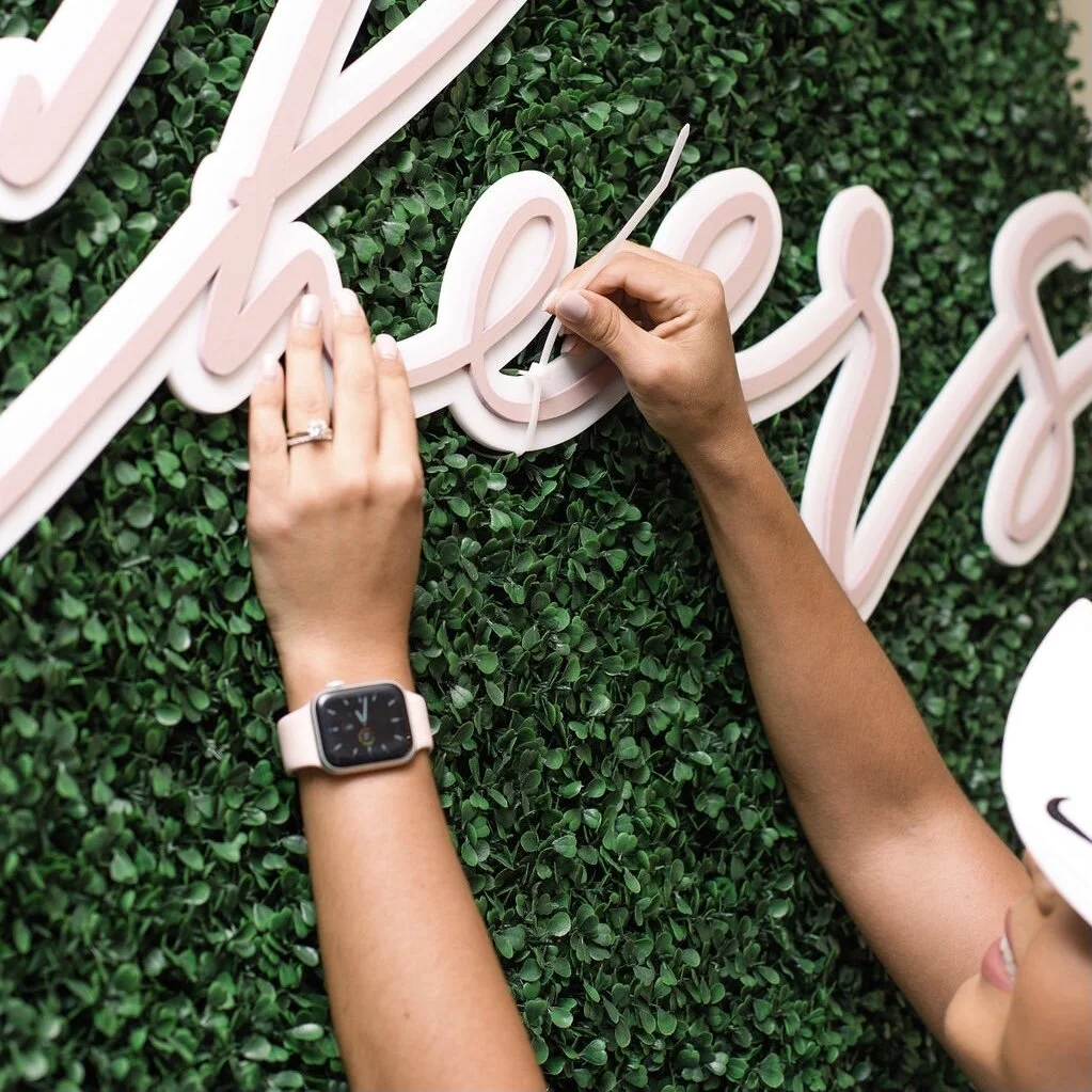 How to Hang Wedding Signs on a Hedge Wall — Deco Ink Designs