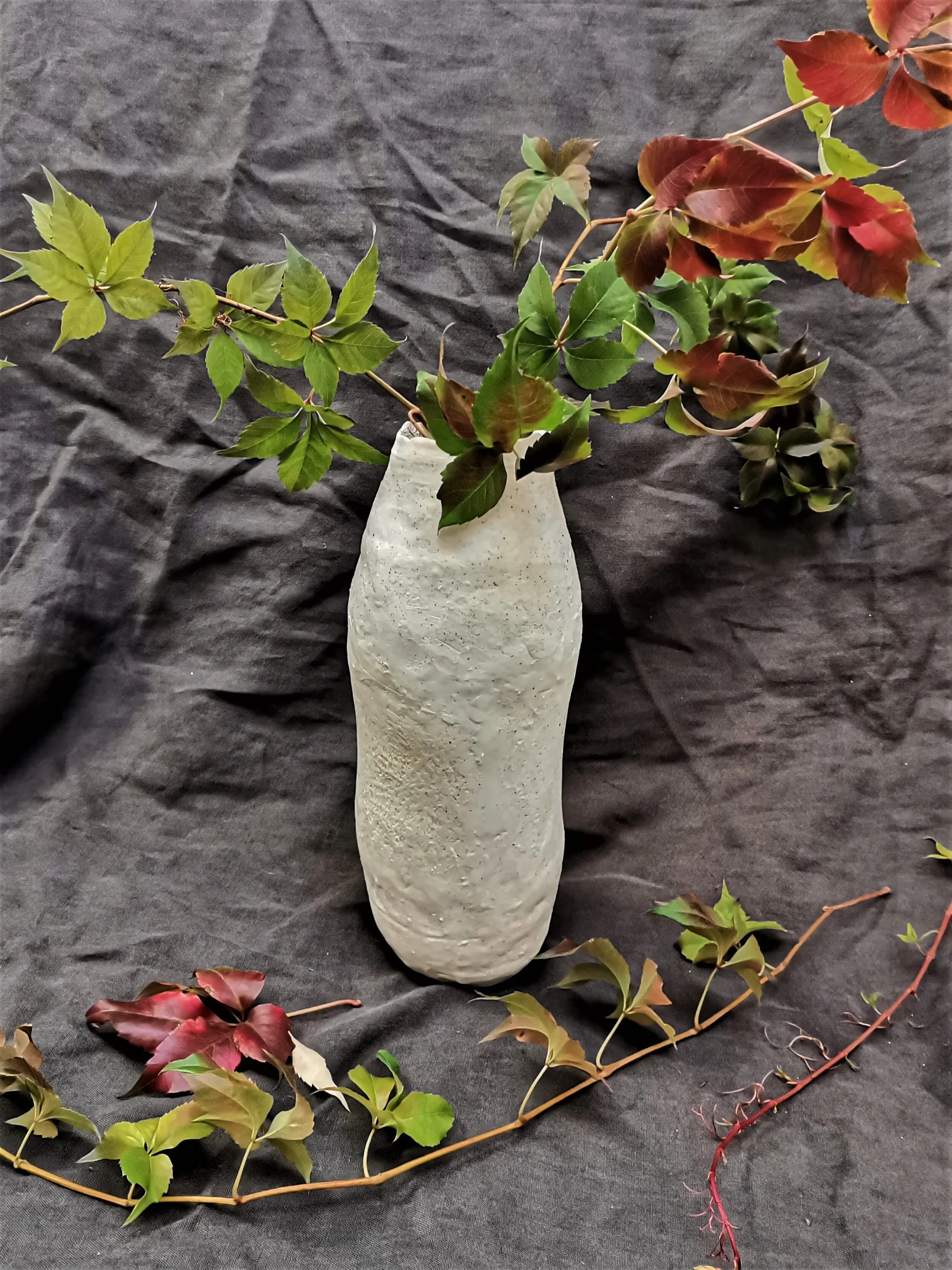 Vase Cocon porcelaine et cendres — Les mains de la potière