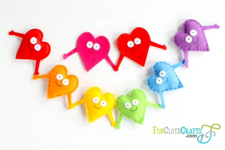 DIY Felt Heart Finger Puppet [Free Pattern] | Fun Cloth Crafts - Felt ...