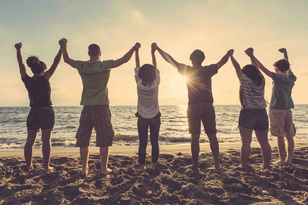 Altruism: How helping others can benefit your health and wellbeing ...